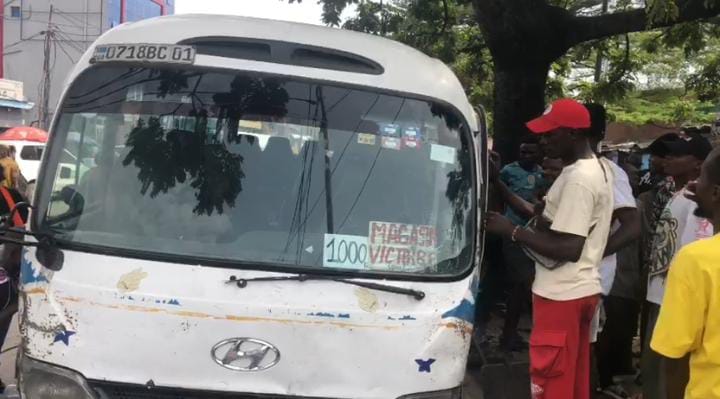 Kinshasa : un taxi-bus « Esprit de Vie » percute un piéton à ...